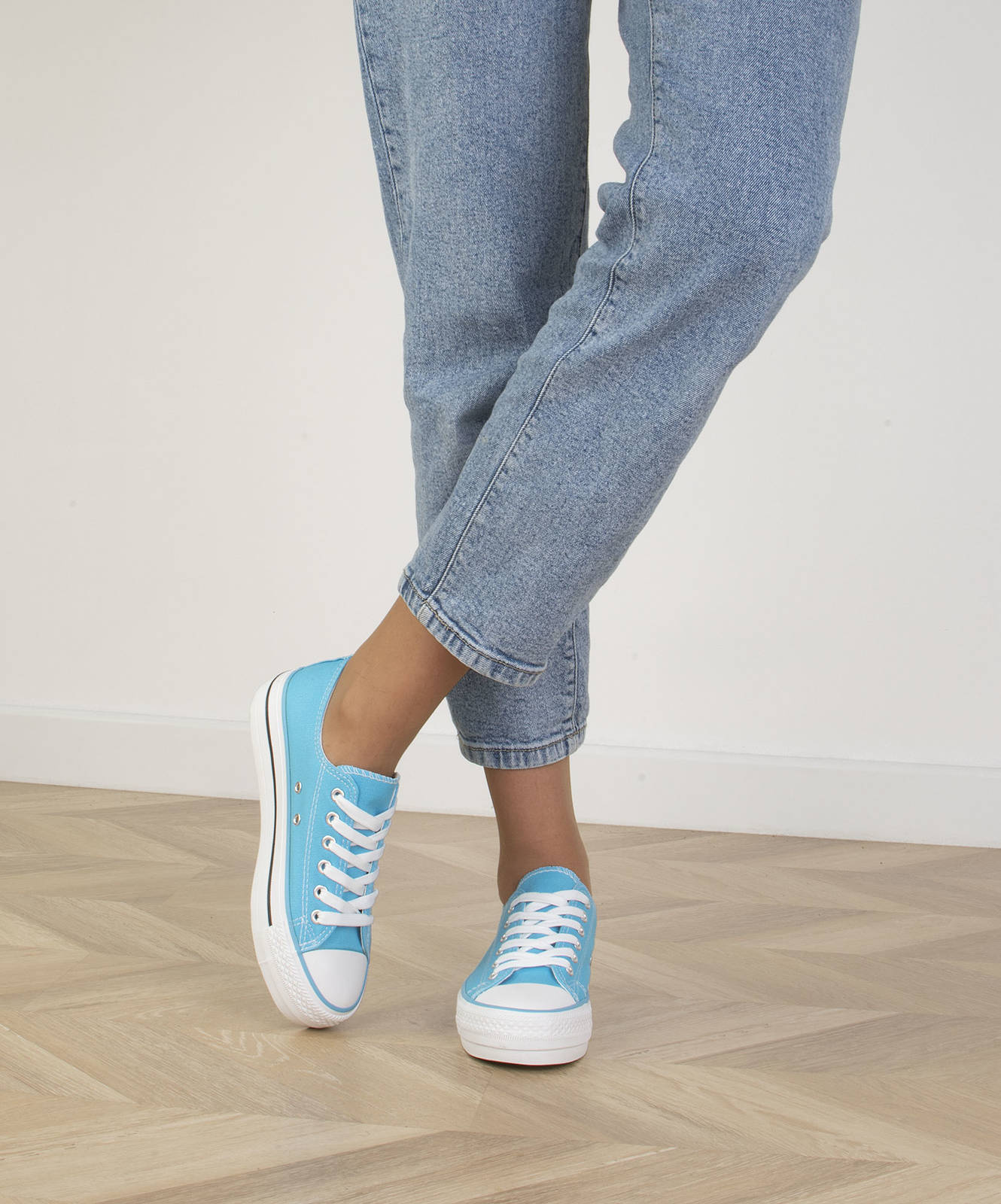 NIEBIESKIE KLASYCZNE NISKIE TRAMPKI DAMSKIE | STILI