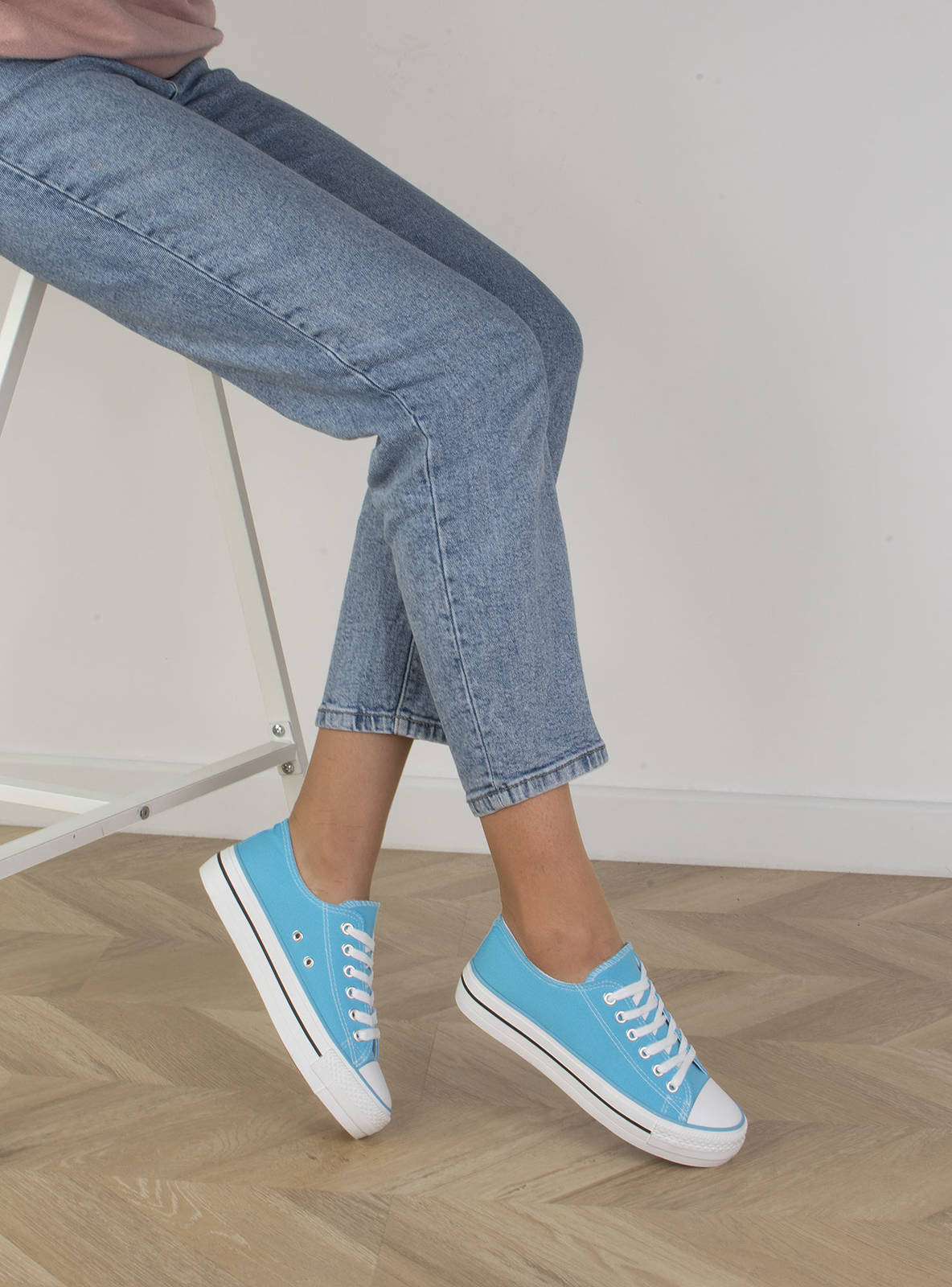 NIEBIESKIE KLASYCZNE NISKIE TRAMPKI DAMSKIE | STILI